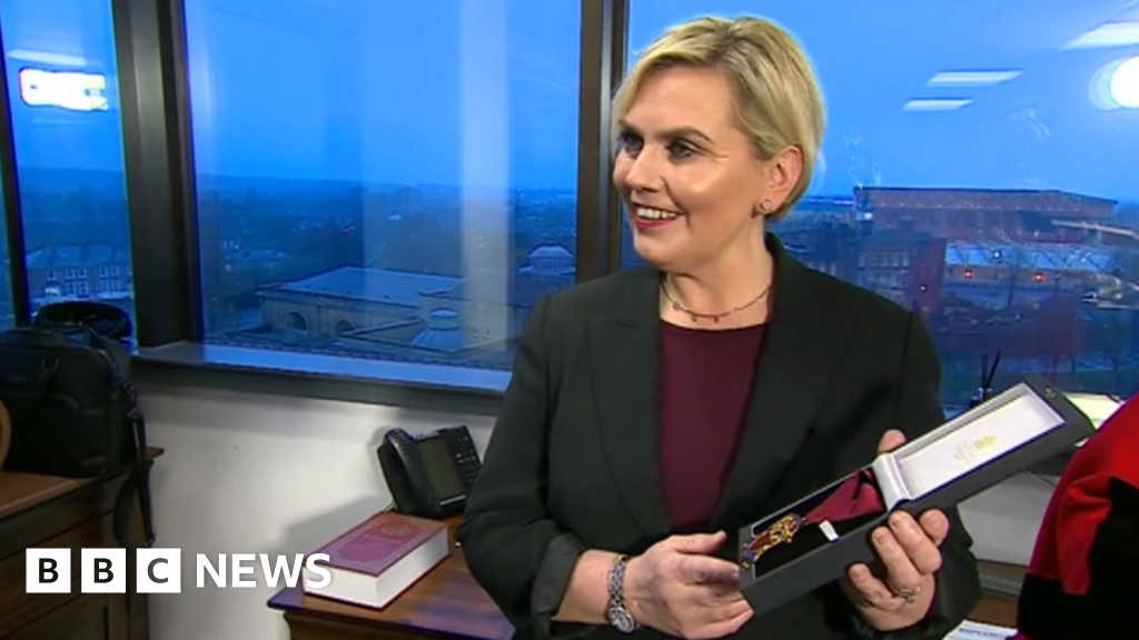 Lisa Potts: Freedom of Wolverhampton honour for machete heroine - BBC News