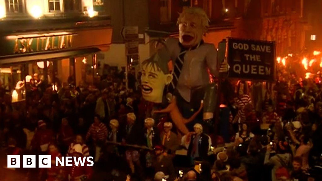 Lewes bonfire: Thousands gather for annual parade - BBC News