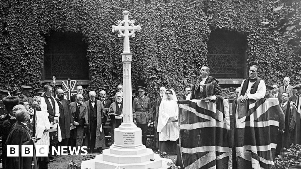 Service marks centenary of London's first WW1 memorial - BBC News