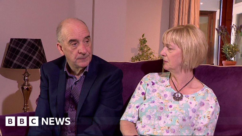 Entertainer on life after a diagnosis of dementia - BBC News