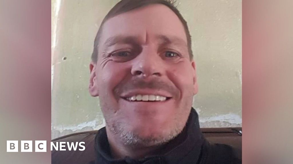 Man jailed for 'vindictive' murder with steak knife in Lanark - BBC News