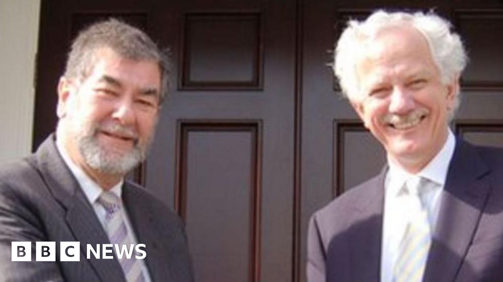 Former Guernsey Chief Minister Mike Torode dies aged 83 - BBC News