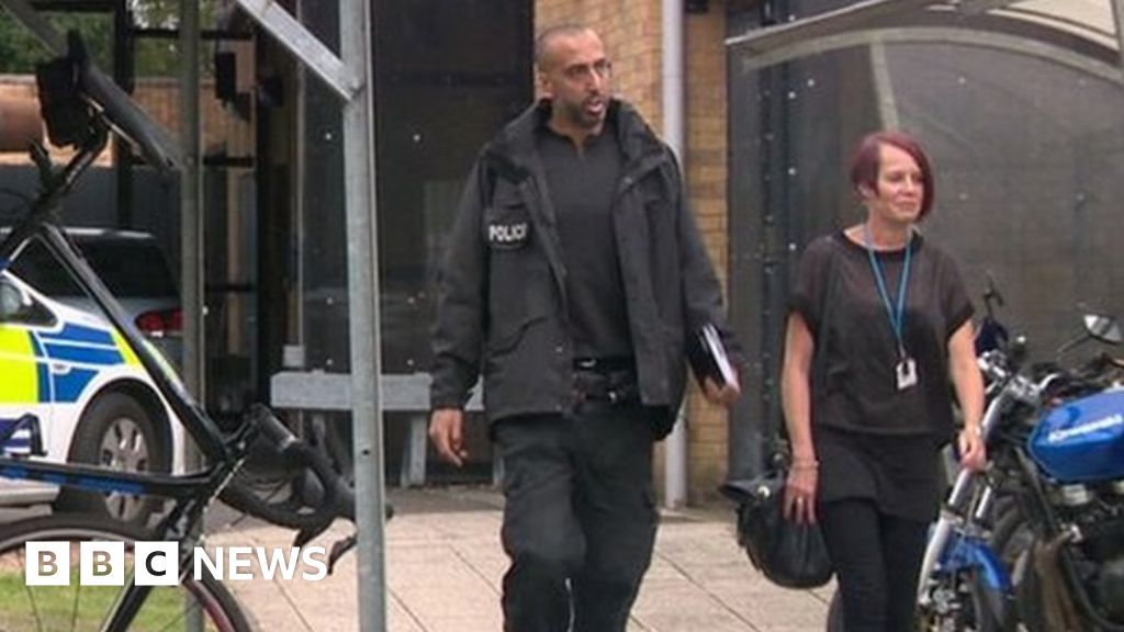 Mental health nurses team up with police in 'street triage' - BBC News