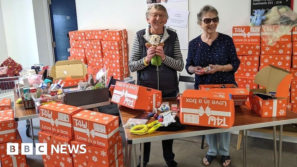 Stoke Gifford residents join Christmas shoebox appeal - BBC News