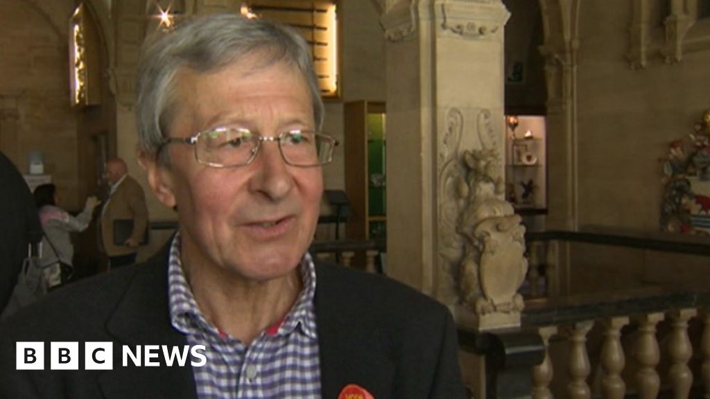 Oxford council leader Bob Price to step down next year - BBC News
