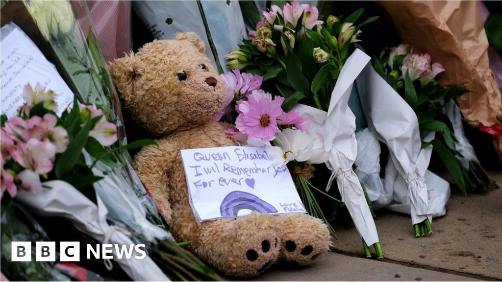 Notes to Queen Elizabeth II: Paddington bears, memories and messages ...