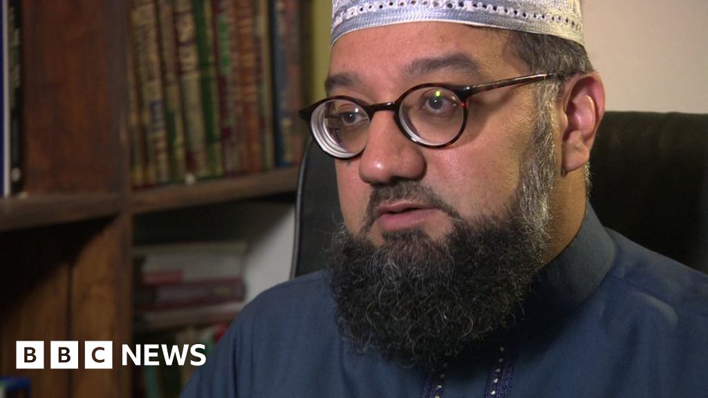 Jalal Uddin murder: Imam on radicalisation of 'naive' Muslims - BBC News