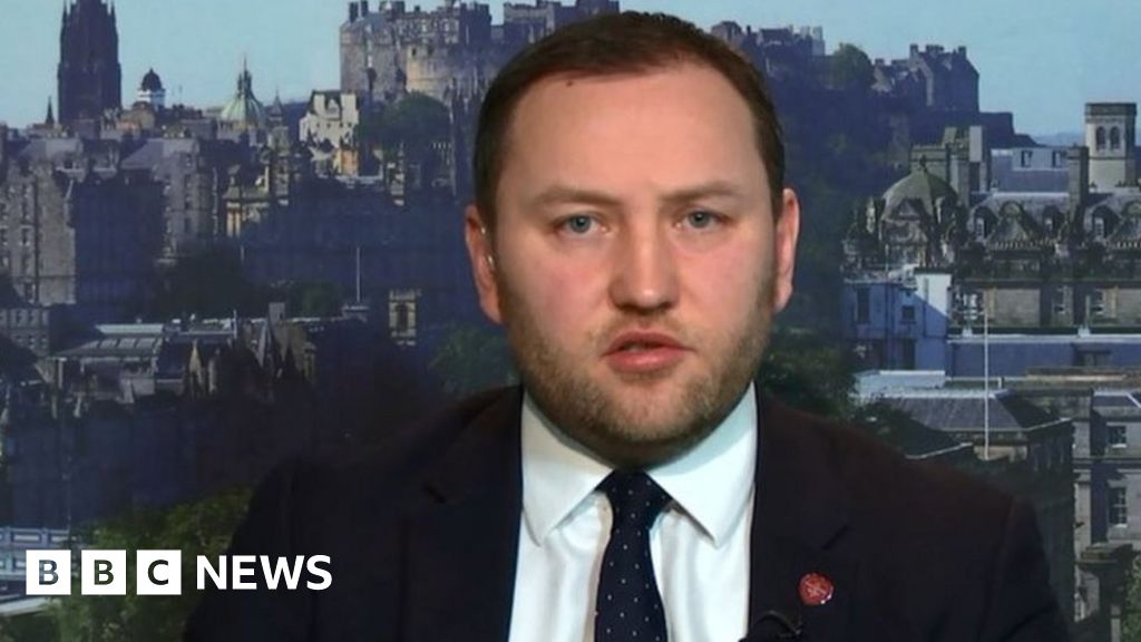 Edinburgh MP Ian Murray not joining Labour breakaway - BBC News