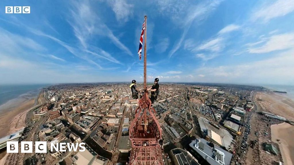 Man scales Blackpool Tower to capture Red Arrows selfie - BBC News