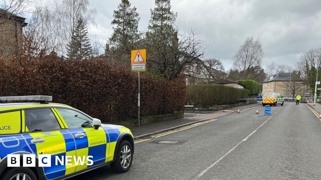 Cyclist killed after being hit by lorry in Bearsden