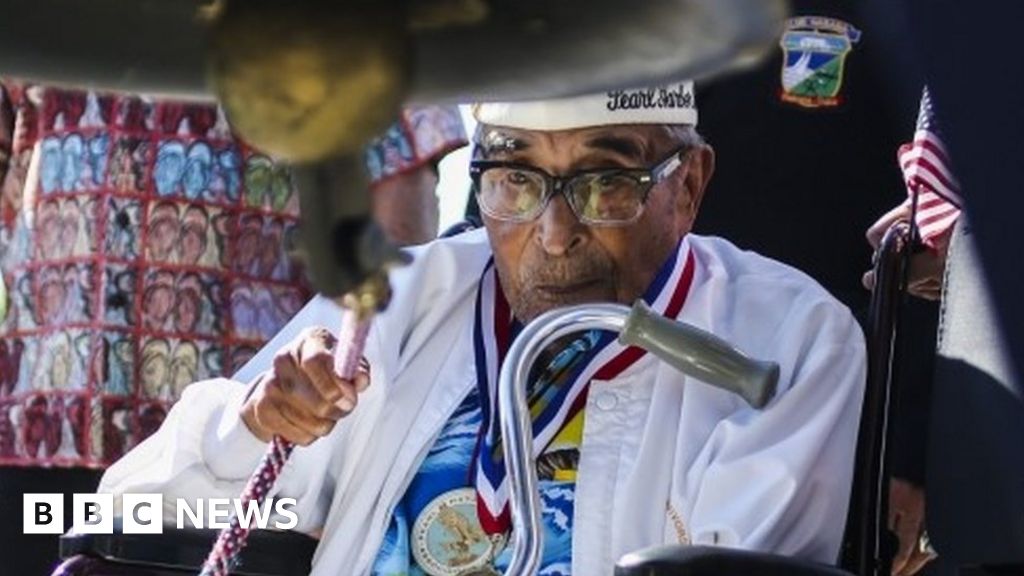 Pearl Harbor anniversary: Survivor, 104, honours the dead - BBC News
