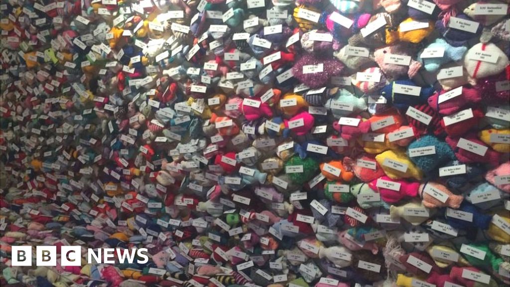 'Shoal of fish' to remember lost Hull trawlermen - BBC News