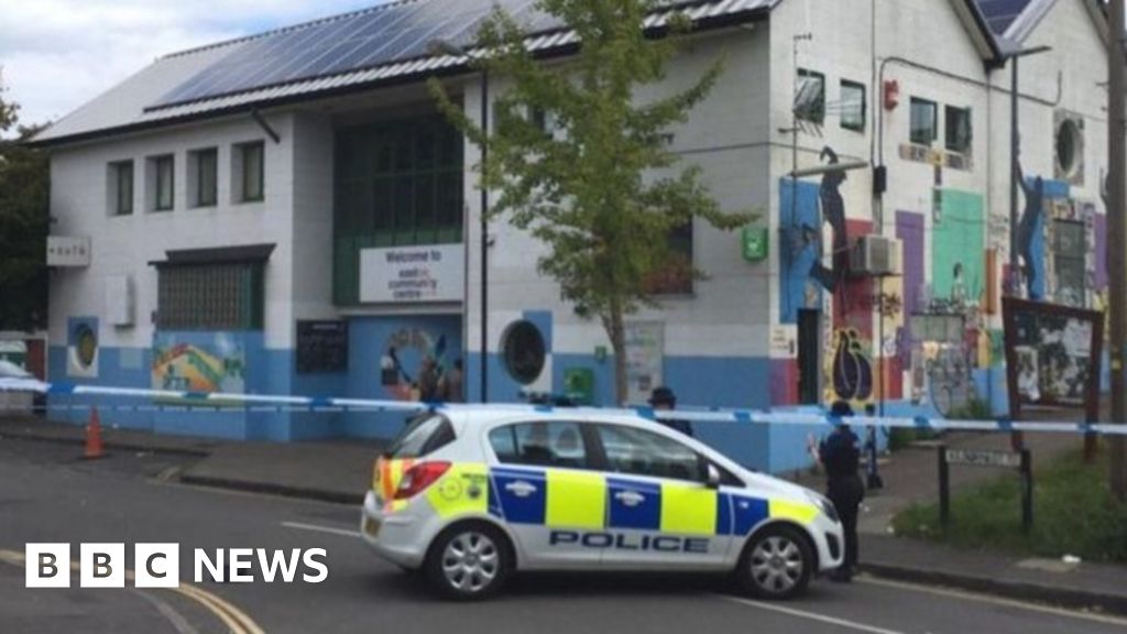 Andre Gayle murder accused trio appear in Bristol court - BBC News