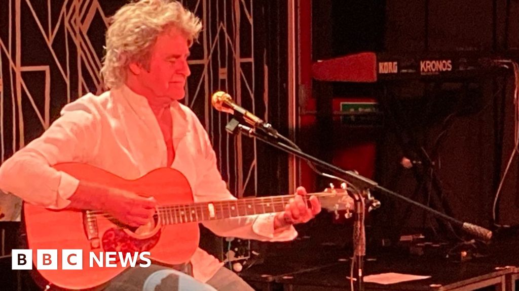 John Parr performs at fundraiser for Ollerton wheelchair user - BBC News