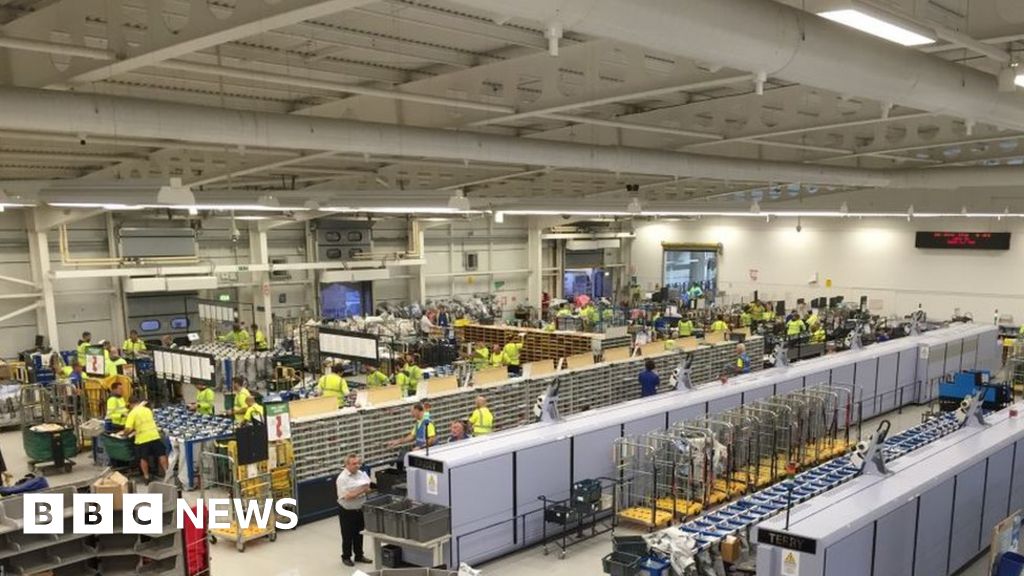 Guernsey Post gives £1.3m from profits to States - BBC News