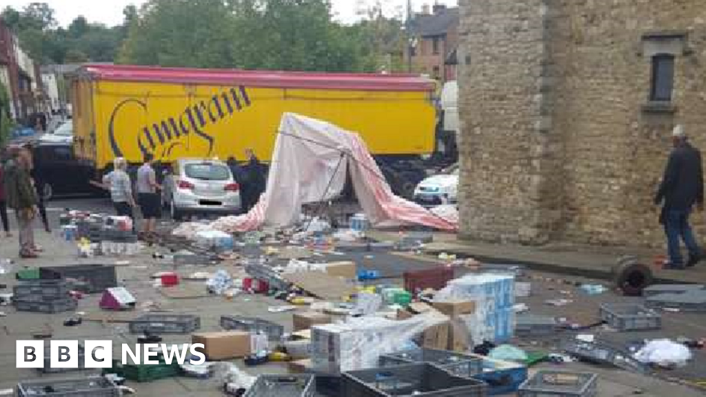 Two injured as car hits market stalls in Buckingham - BBC News