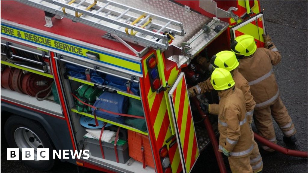 Two in hospital after Glasgow tenement fire - BBC News