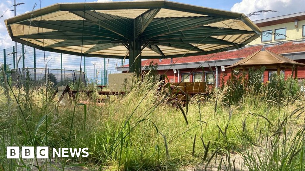 Braintree council takes control of empty Parc building - BBC News