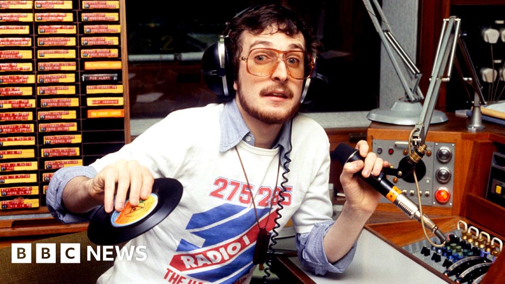 Steve Wright: Radio 2 listeners pay tribute - BBC News