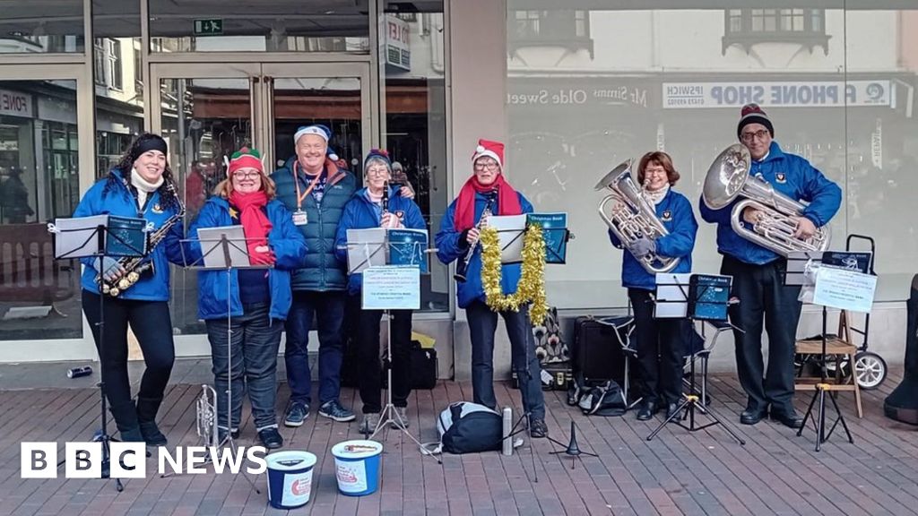 Suffolk carolling bands raise £7,500 in aid of cancer charity