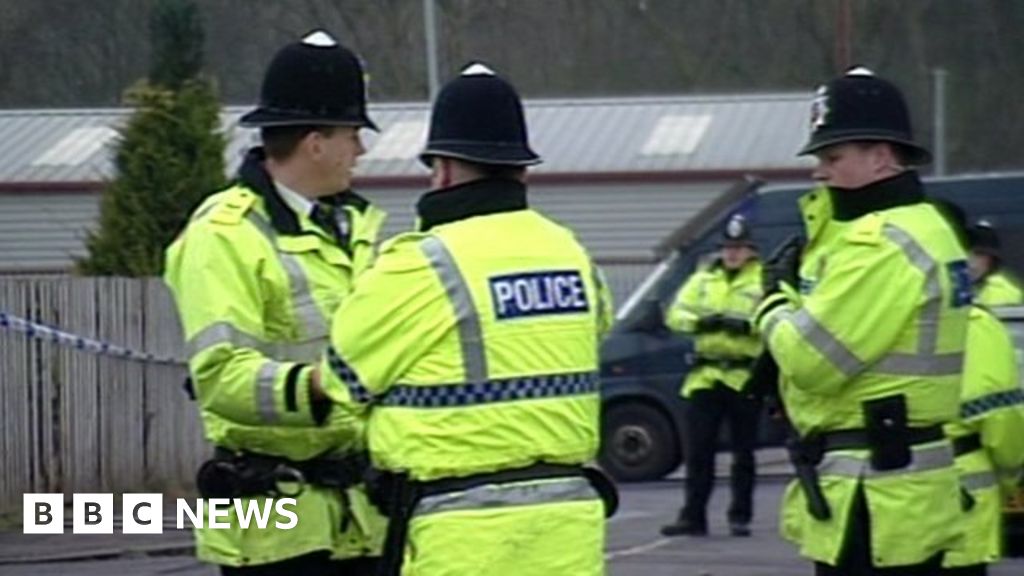 Police threaten Home Office with legal action over reforms - BBC News