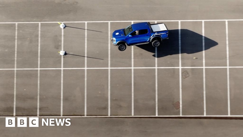 Stunt driver Paul Swift breaks world record with two-wheel trick - BBC News