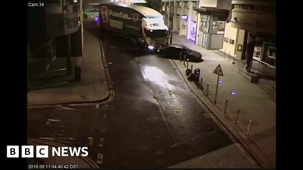 Runaway lorry captured on CCTV - BBC News