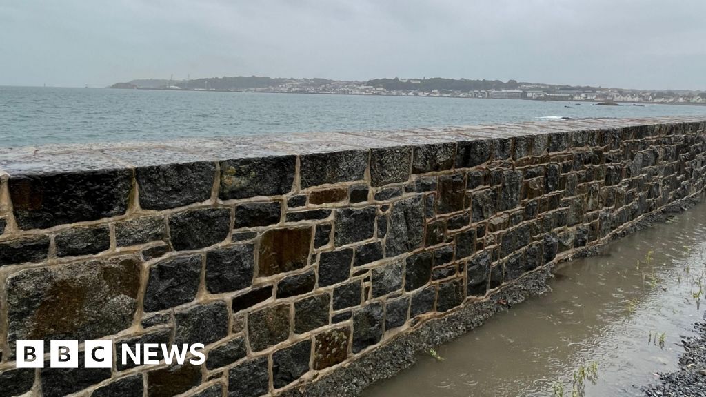 Guernsey emergency closure in place following heavy rain - BBC News