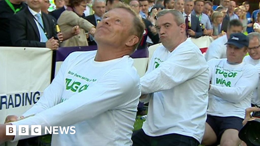 Peers and MPs take part in an annual tug-of-war contest - BBC News