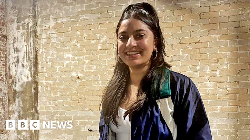 'I wrote a play about my mental health struggles' - BBC News