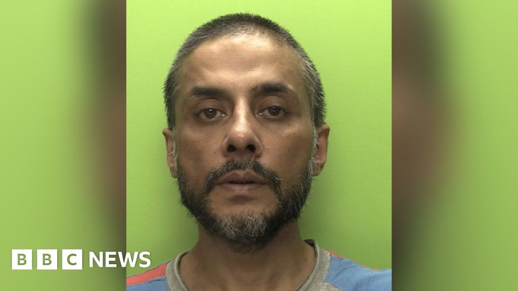 Sob story con man who targeted elderly in Nottingham jailed - BBC News