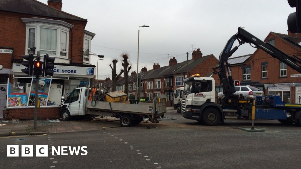 IPCC clears police over double-fatal Leicester crash - BBC News