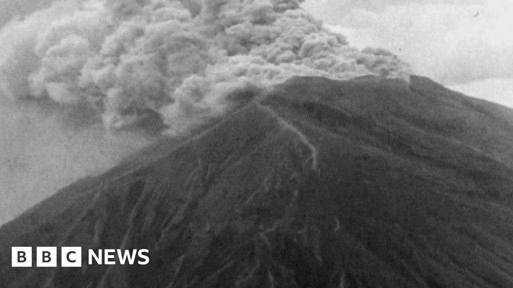 The last time Mount Agung erupted - BBC News