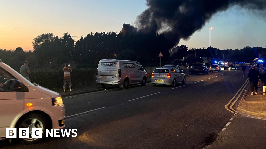 Firefighters extinguish blaze at Northampton business unit - BBC News