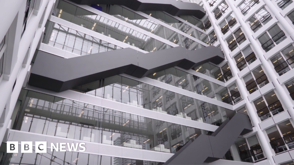 Dutch 'blunder building' bans dancing - BBC News