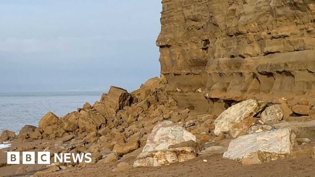 Overhanging Jurassic Coast cliff collapses - BBC News