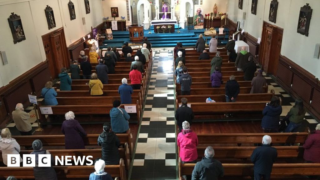 Covid-19: NI Catholic churches make cautious reopening - BBC News