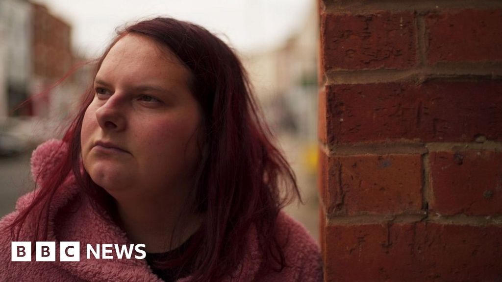 Young people in Gloucester struggle to pay living costs - BBC News