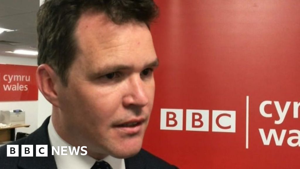 Welsh Labour leader race 'narrowing' says Lee Waters - BBC News