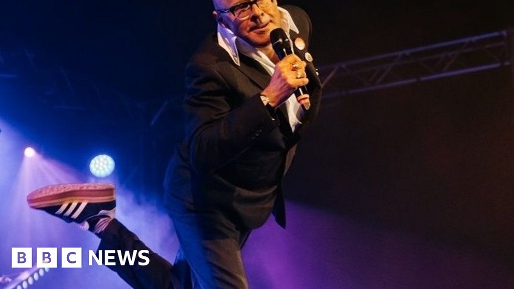 Bristol in pictures: Comedy draws thousands to city centre - BBC News