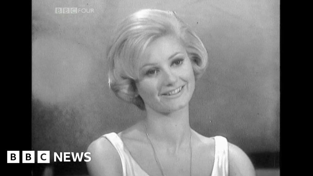 Juke Box Jury panellists review Frank Sinatra and Pinky & Perky