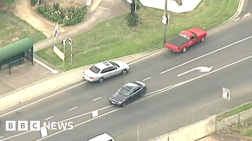Melbourne driver refuels during chase with police - BBC News