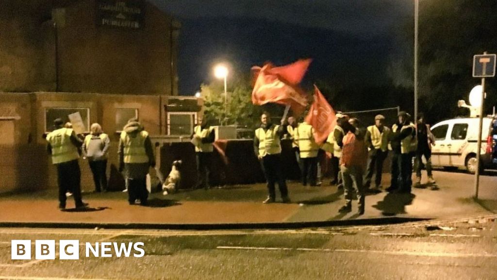 Hundreds of Yorkshire bus drivers on strike - BBC News