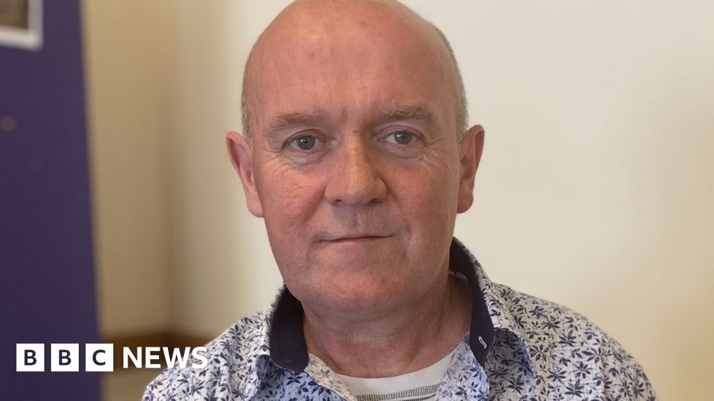 Poet brings people back together for a blether in Annan - BBC News