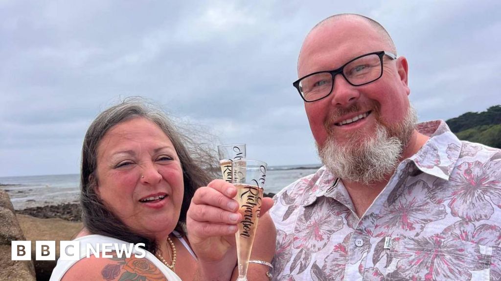 Welsh couple elope in Isles of Scilly after Facebook plea - BBC News