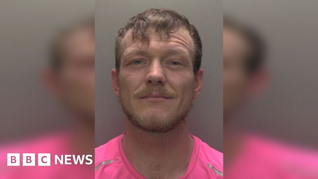 Man jailed for part in Hull riot - BBC News