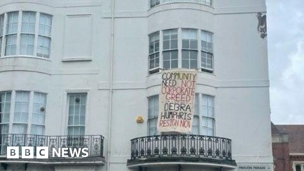 Brighton students occupy university building in protest
