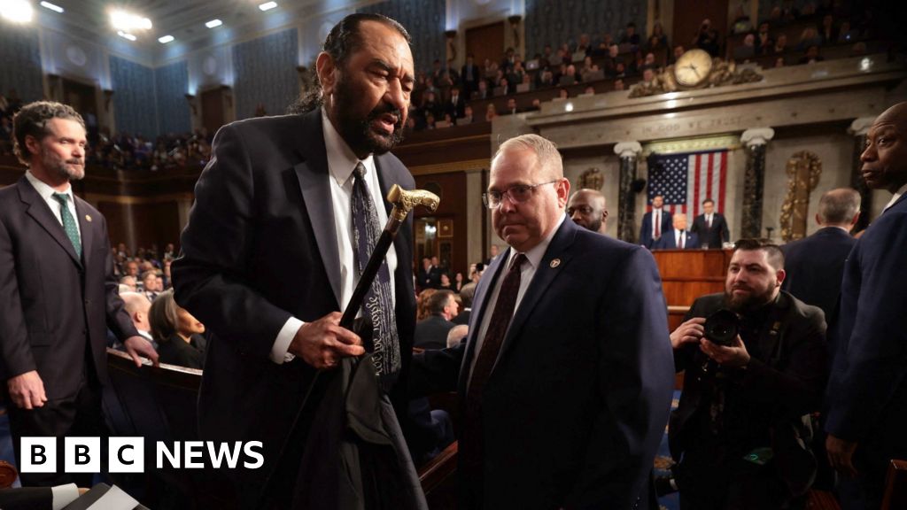 Al Green ejected from chamber after disrupting Trump speech - BBC News