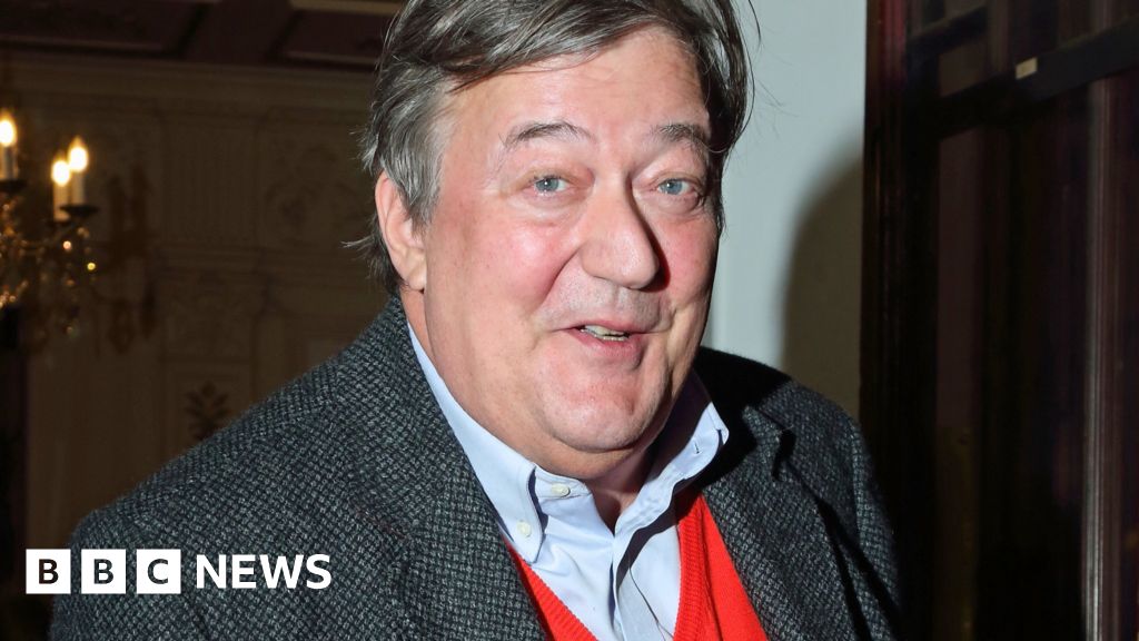 Stephen Fry announces first tour in 40 years - BBC News