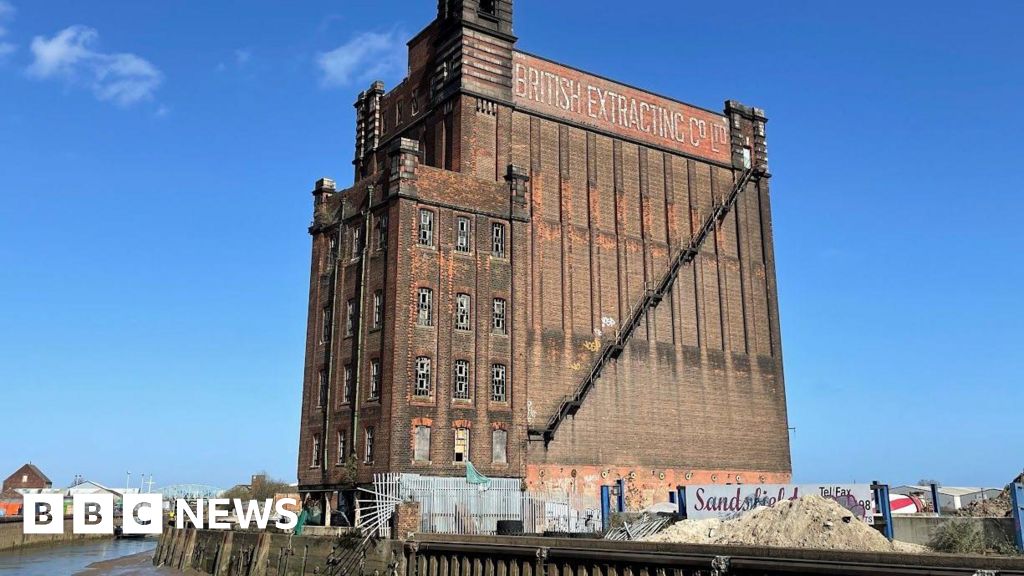 Historic England funding celebrates Hull's industrial heritage - BBC News